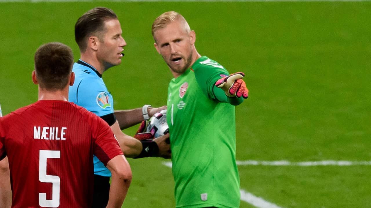 Engelse voetbalbond beboet voor laser in ogen Deense doelman bij ...