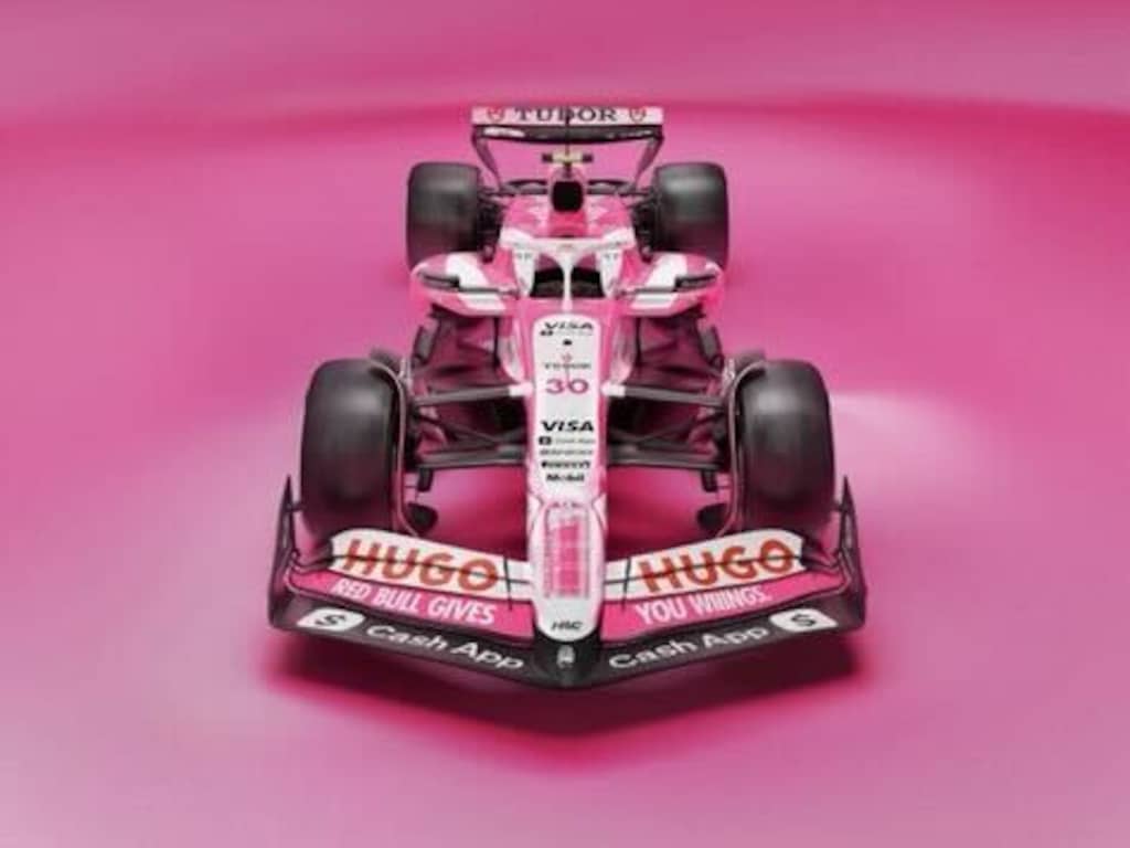 Formule 1-team Racing Bulls met knalroze auto aan de start in Miami ...