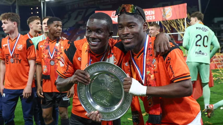 Live KKD | 'Hattrick Veerman' geniet van titelfeest Volendam: 'Wat ben ...