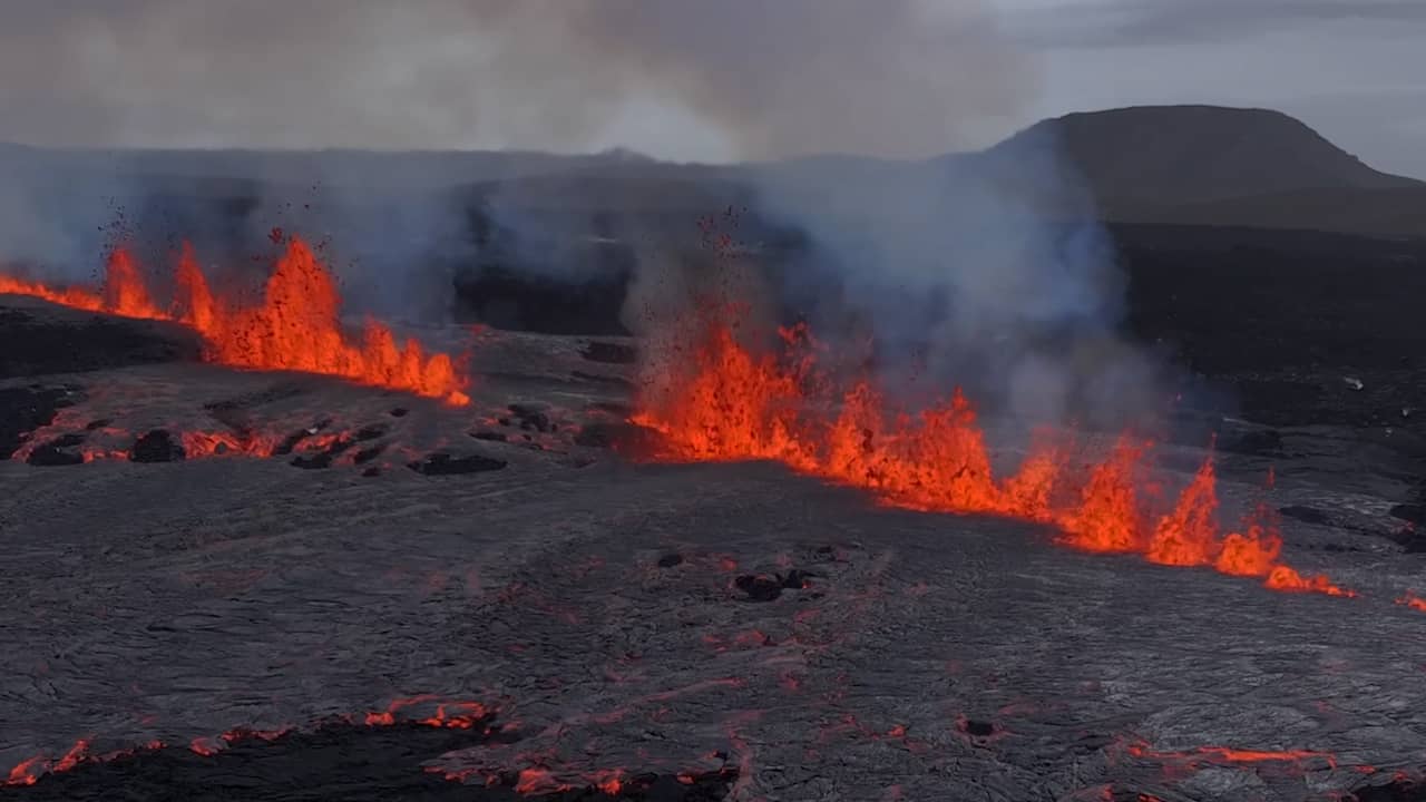 Lava spuit uit vulkanische scheuren vlak bij IJslands dorp | NU.nl