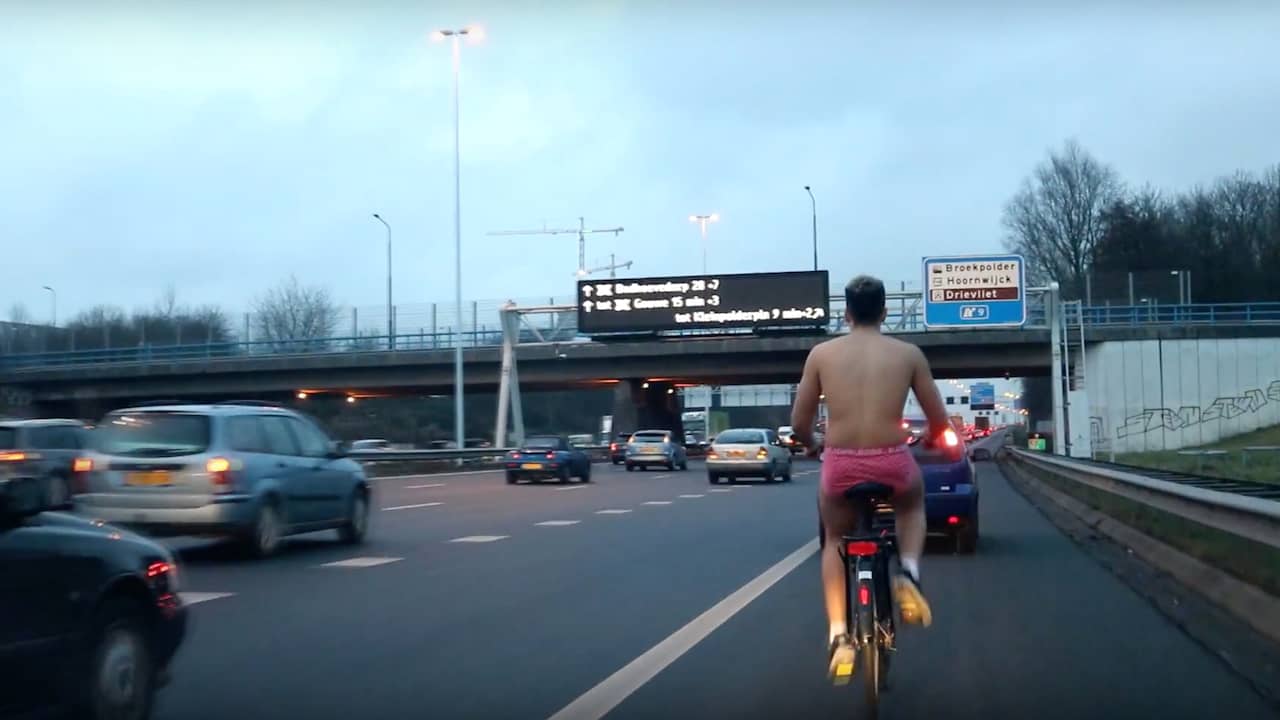 Politie wil vlogger vervolgen voor fietsen op A4 in roze onderbroek ...