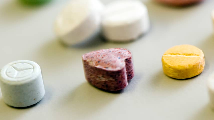 Man (19) probeert 40 gram softdrugs en zes xtc-pillen bij gevangenis ...