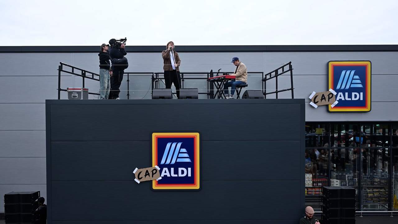 Lewis Capaldi zingt vanaf dak ALDI: 'Moest gebeuren' | NU.nl