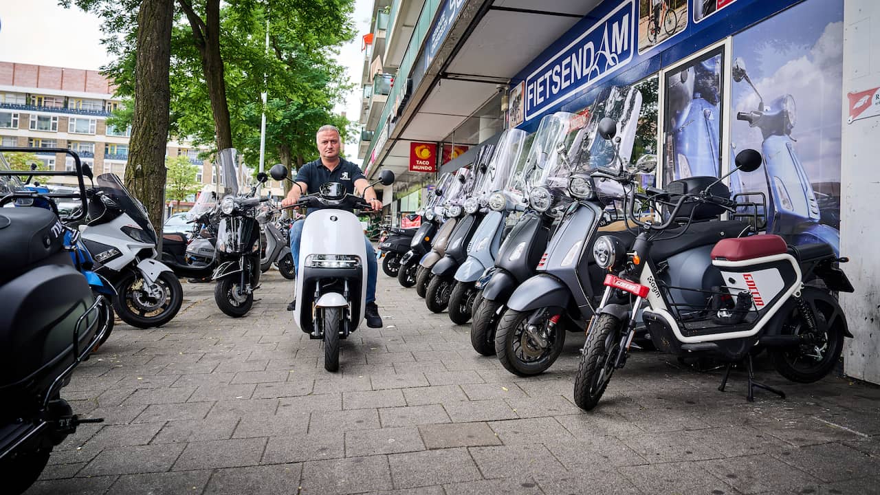 Snorfiets legt het af tegen brommer nu een helm per 2023 sowieso ...