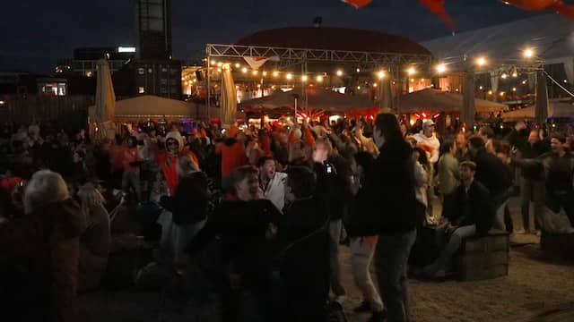Oranjefans in Amsterdam gaan uit hun dak na goal van Virgil tegen Japan ...