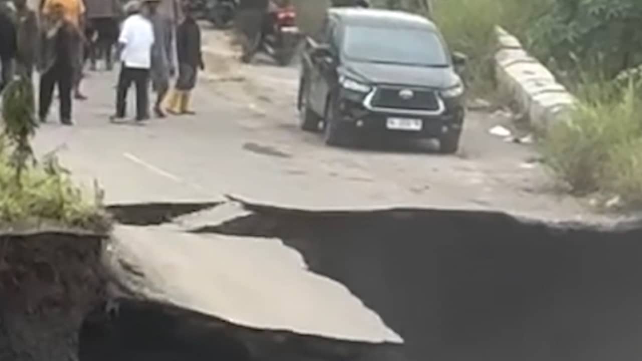Indonesiërs gaan nét op tijd achteruit als weg plotseling instort | NU.nl