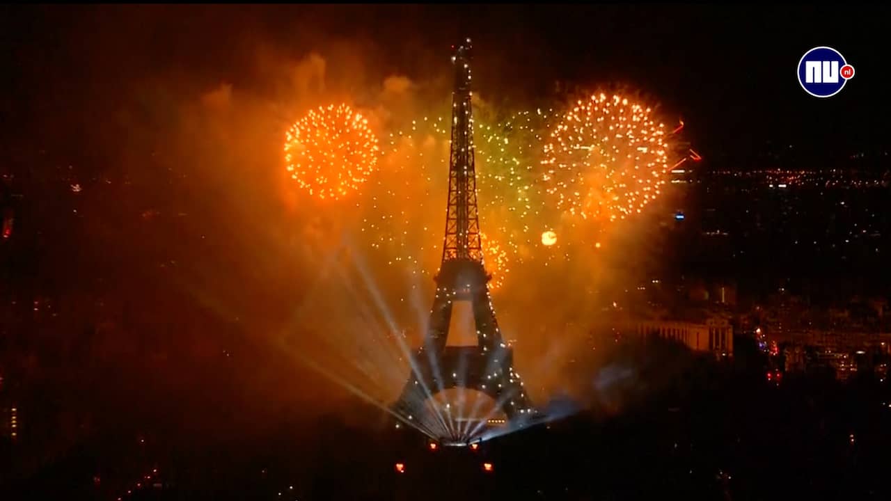 Franse nationale feestdag eindigt met vuurwerk bij Eiffeltoren | NU.nl
