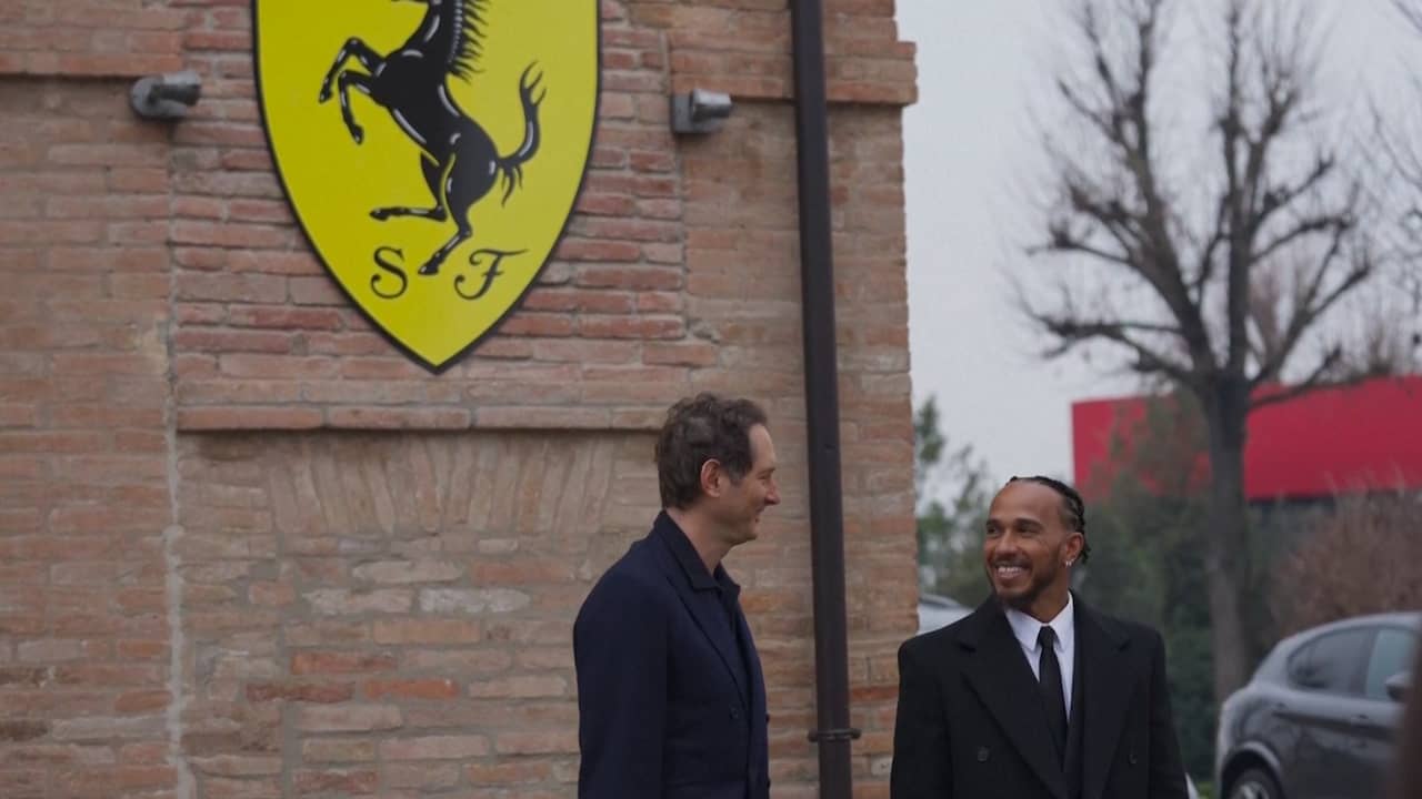 Hamilton krijgt op eerste werkdag rondleiding in Ferrari-fabriek | NU.nl