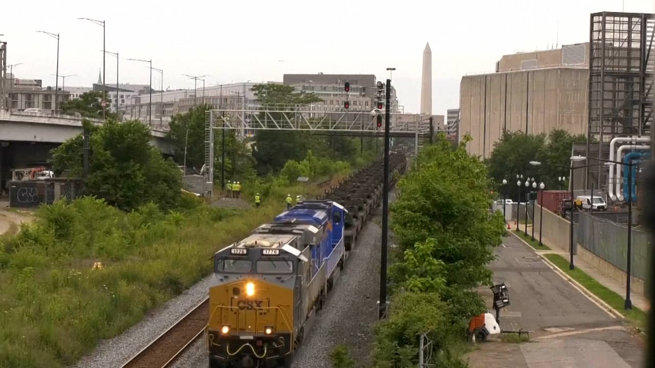 Lange trein met tanks arriveert in Washington DC voor militaire parade ...