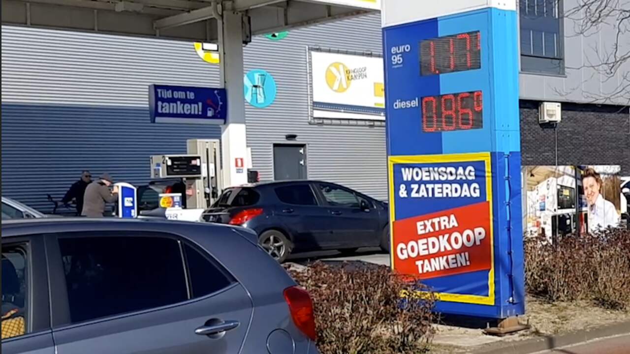Lange rij bij tankstation met prijzen van 20 jaar geleden | NU.nl