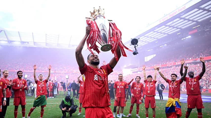 Slot en Liverpool ontvangen Premier League-trofee op uitzinnig Anfield ...