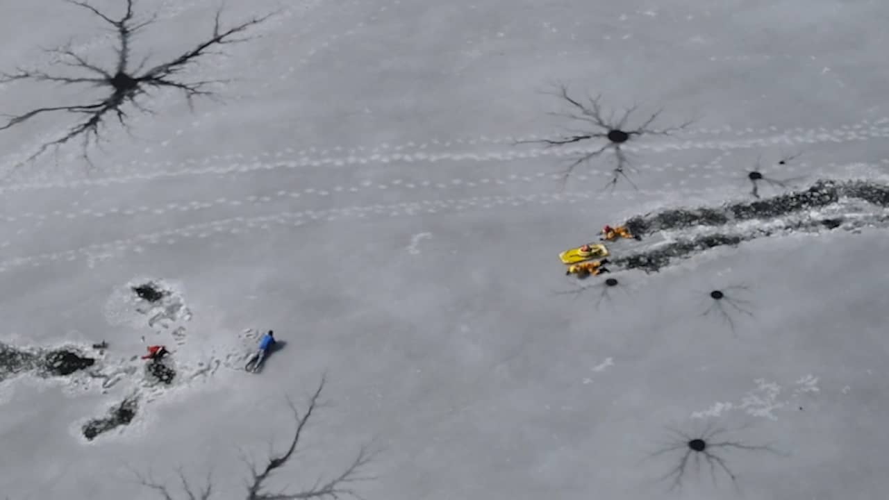 Reddingsteam in VS baant zich weg door ijs om man te redden | NU.nl