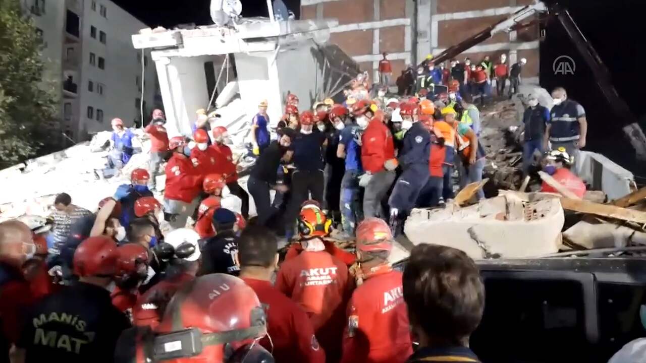 Overlevenden aardbeving onder puin vandaan gehaald in Turkije | NU.nl