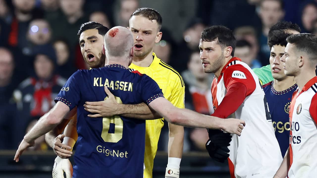 Vermoedelijke gooier aansteker aangehouden in De Kuip, Ajax doet ...