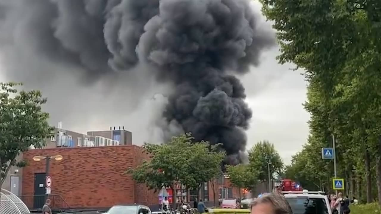 Brand bij Alkmaars winkelcentrum veroorzaakt enorme rookwolken | NU.nl