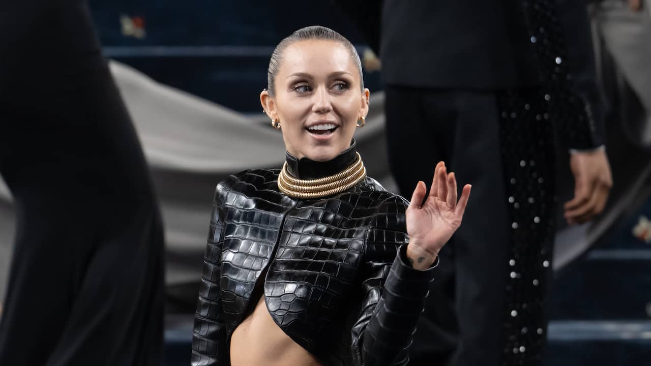 Tuinieren helpt Miley Cyrus nuchter te blijven: 'Doe je echt voor ...