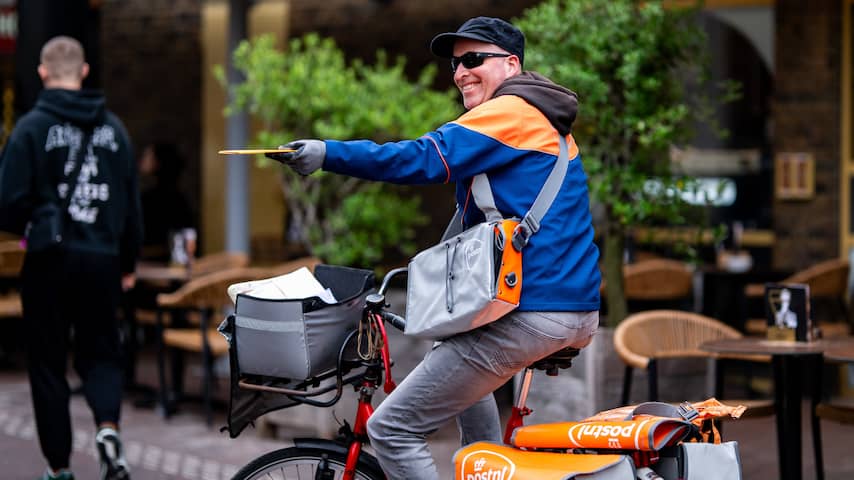 Postbodes bezorgen twaalf miljoen stempassen voor Tweede ...