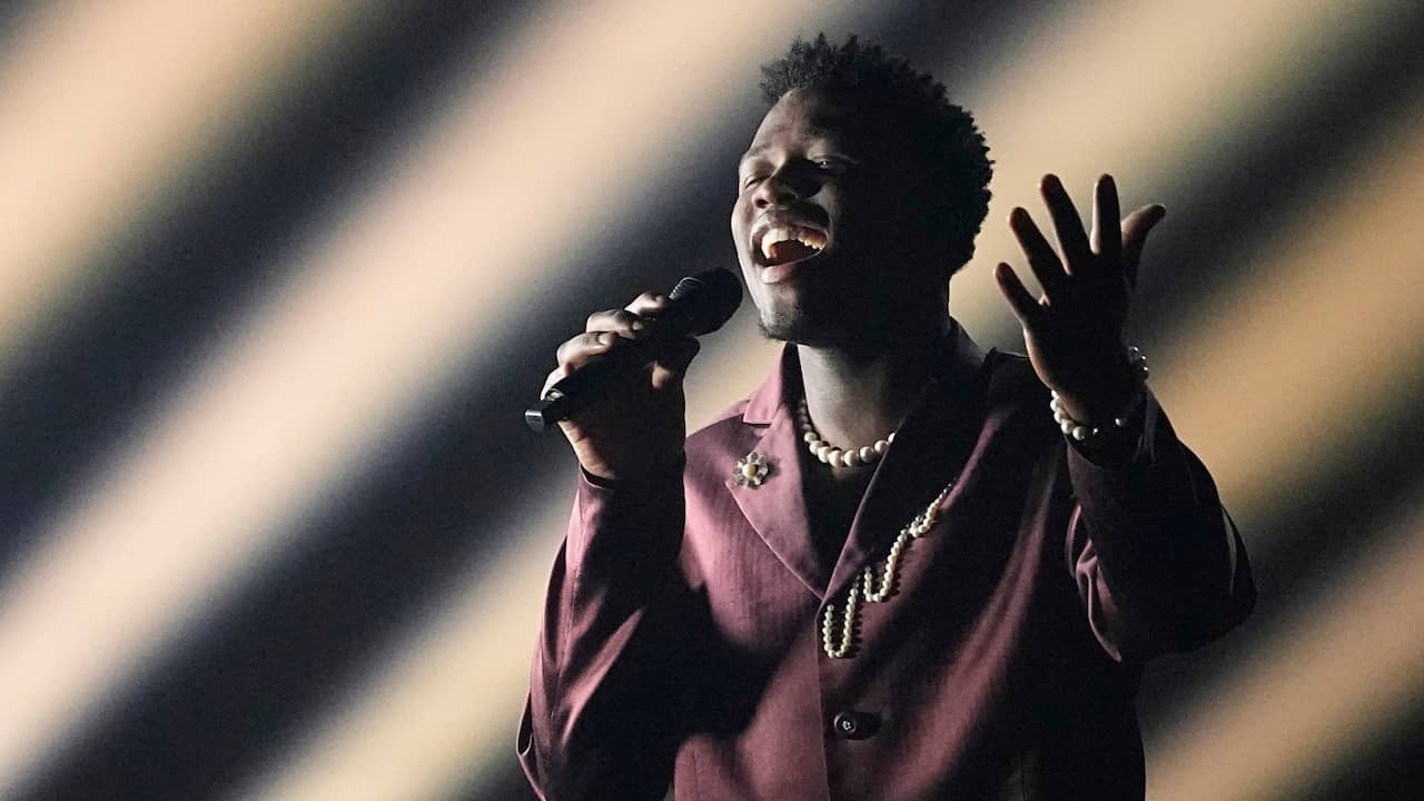 Claude zingt zuiver voor jury, maakt foutje in eigen songtekst ...