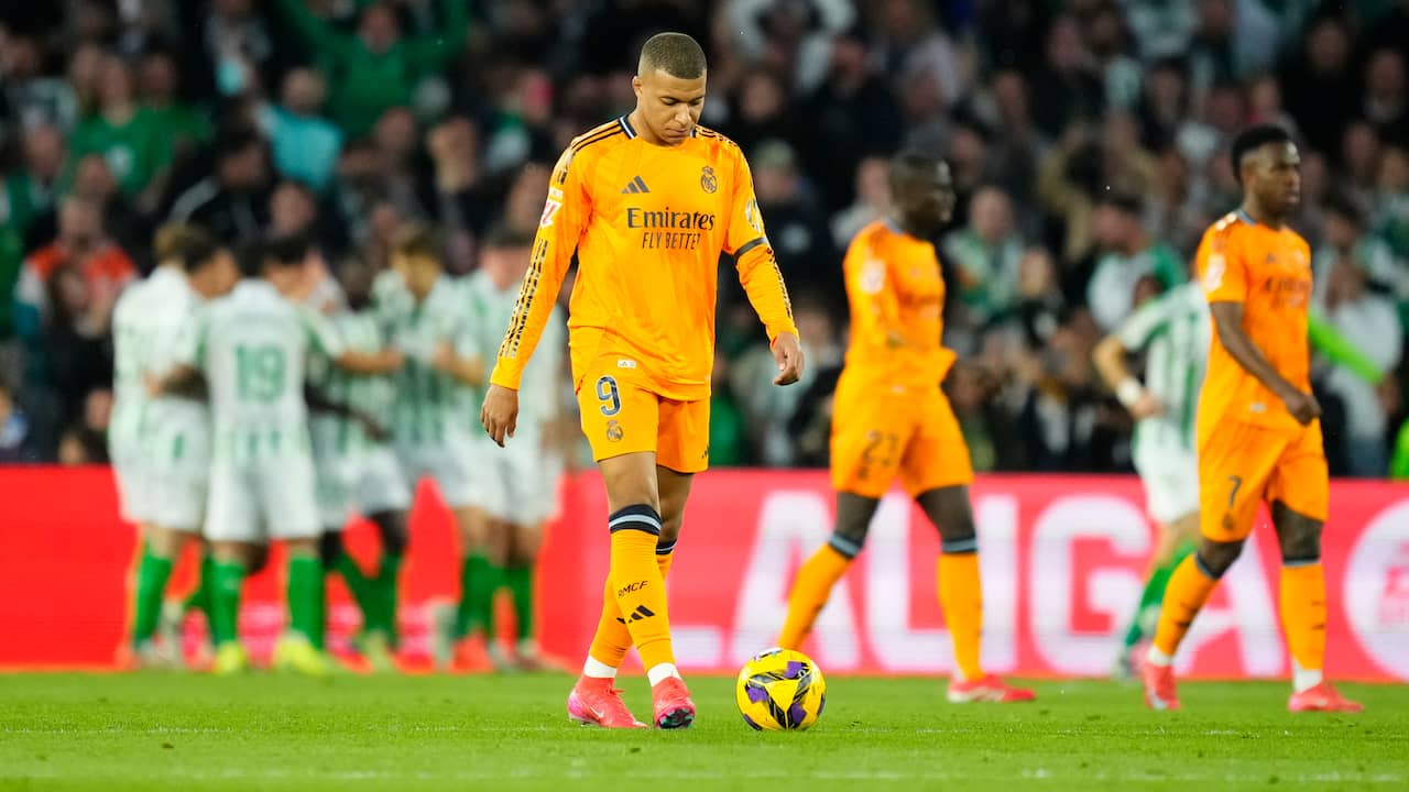 Real Madrid onderuit door treffer oud-speler Isco, Atlético grijpt ...