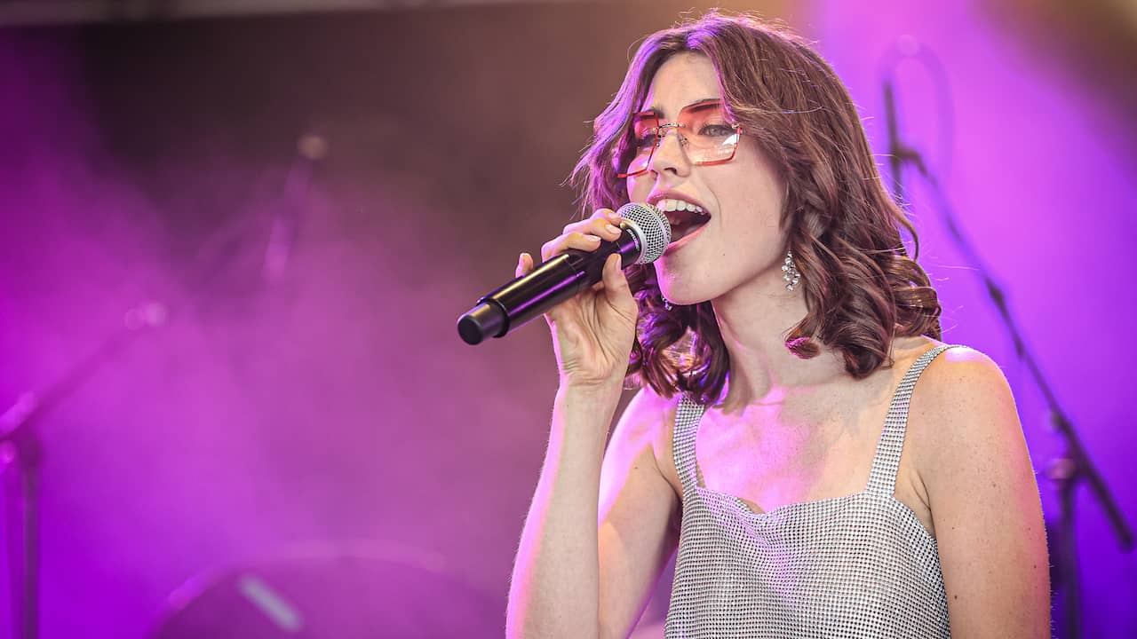 Gelderse zangeres Emma Luca wint Regio Songfestival | Muziek | NU.nl
