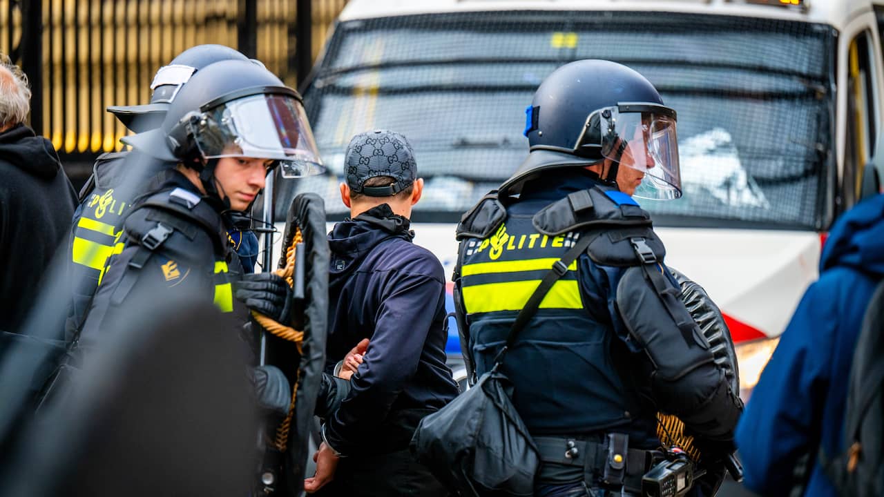 Drie verdachten Haagse rellen melden zich na door politie gedeelde foto ...