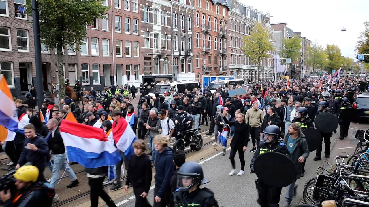 Stoet met anti-immigratiebetogers trekt door Amsterdam | NU.nl