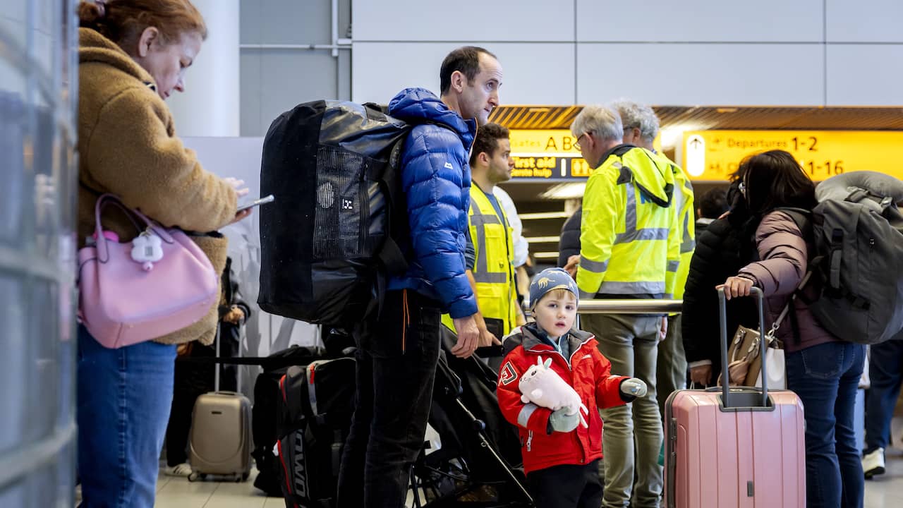 300.000 passagiers KLM-vluchten gedupeerd door winterweer: 'Enorm ...