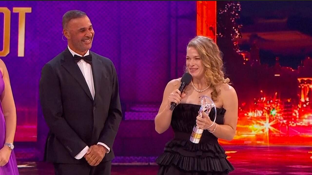 Diede de Groot krijgt award van Gullit: 'If it ain't Dutch, it ain't ...