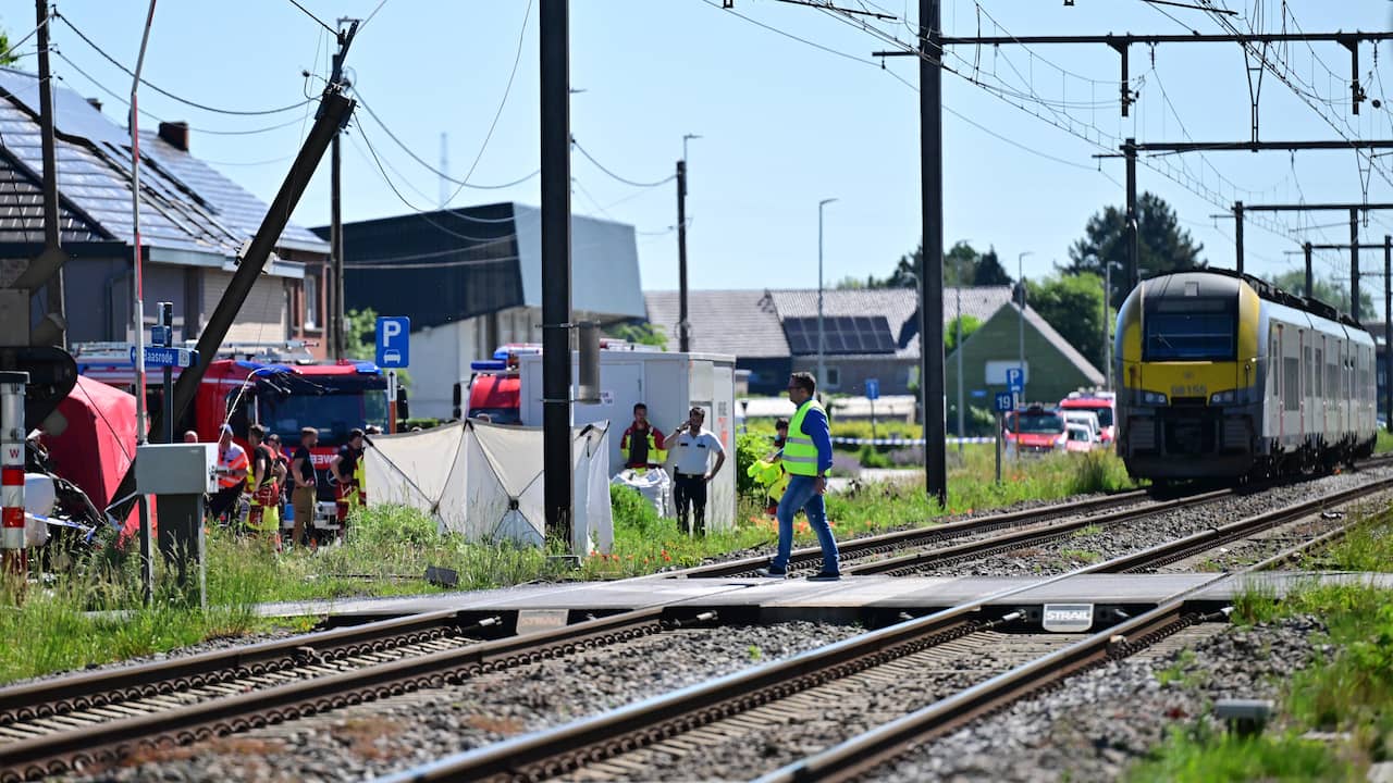 Zeker vier doden, onder wie twee tieners, bij botsing trein en ...