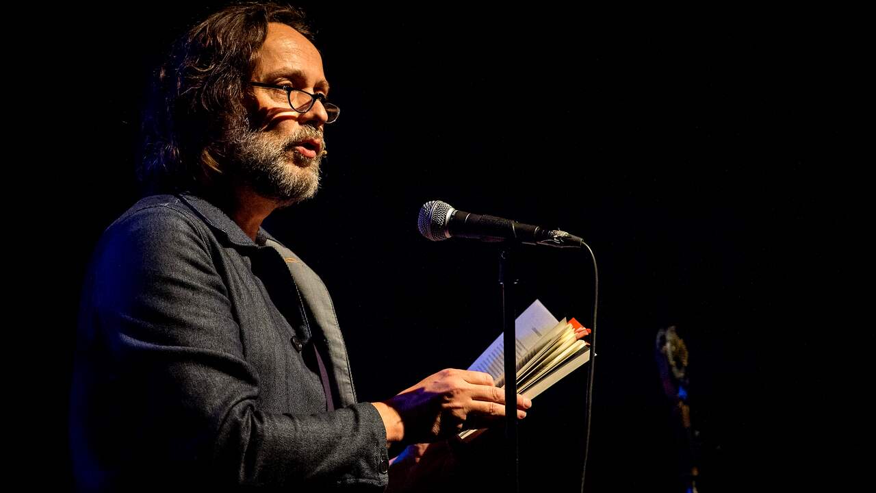Boek Ma van Hugo Borst wordt theatervoorstelling | Achterklap | NU.nl