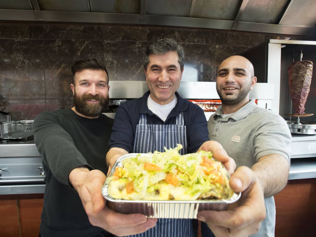 Kapsalon-bedenker Nataniël Gomes (47) overleden | Binnenland | NU.nl