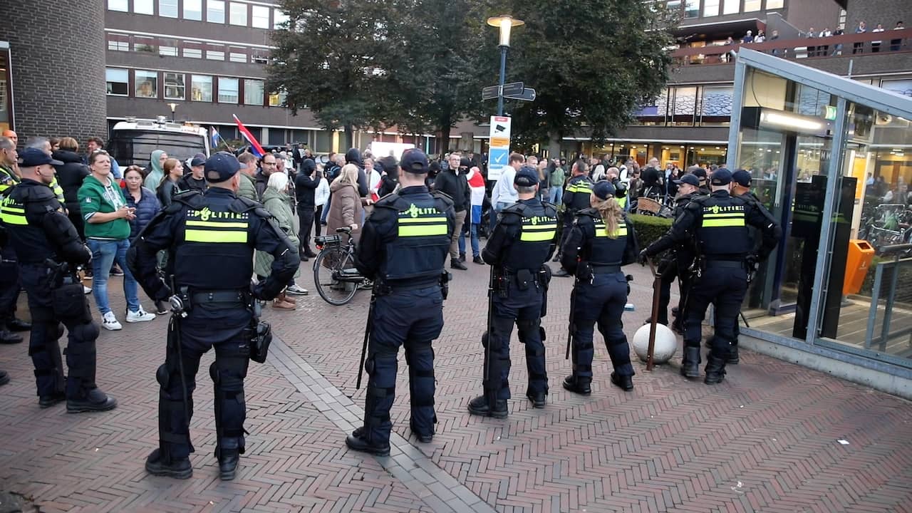 Politie houdt twee groepen betogers uit elkaar in Amersfoort | NU.nl