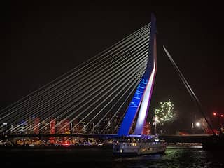 Zes maanden cel voor projecteren racistische teksten op Erasmusbrug ...