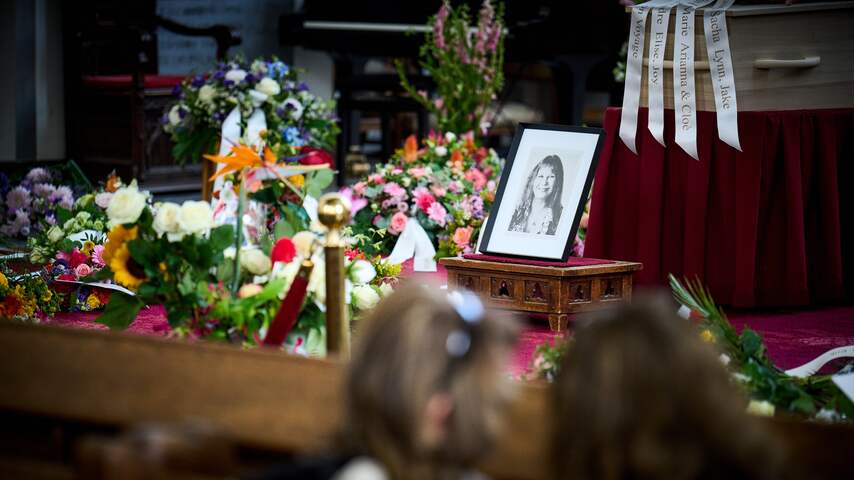 Honderden mensen aanwezig bij herdenking Wieteke van Dort | Media | NU.nl