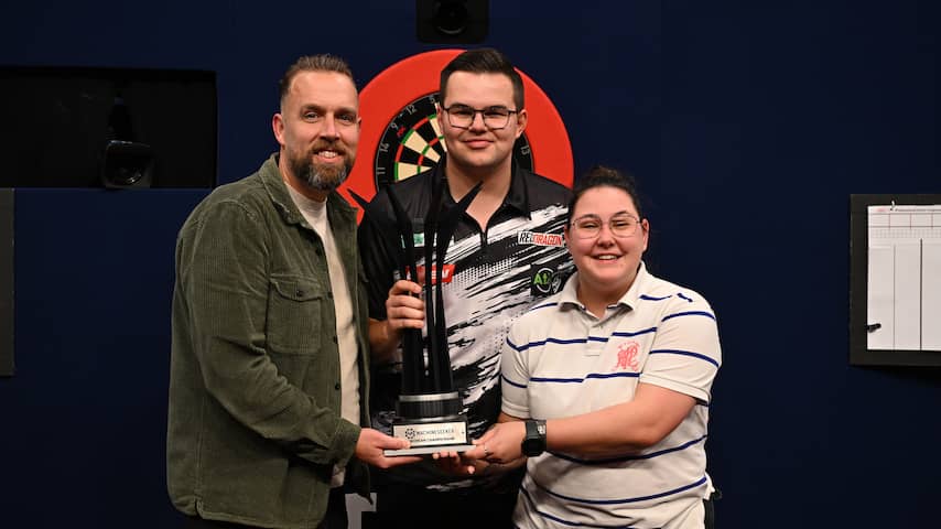 Van Veen pakt met snee in duim eerste grote dartstitel: 'Wilde niet ...