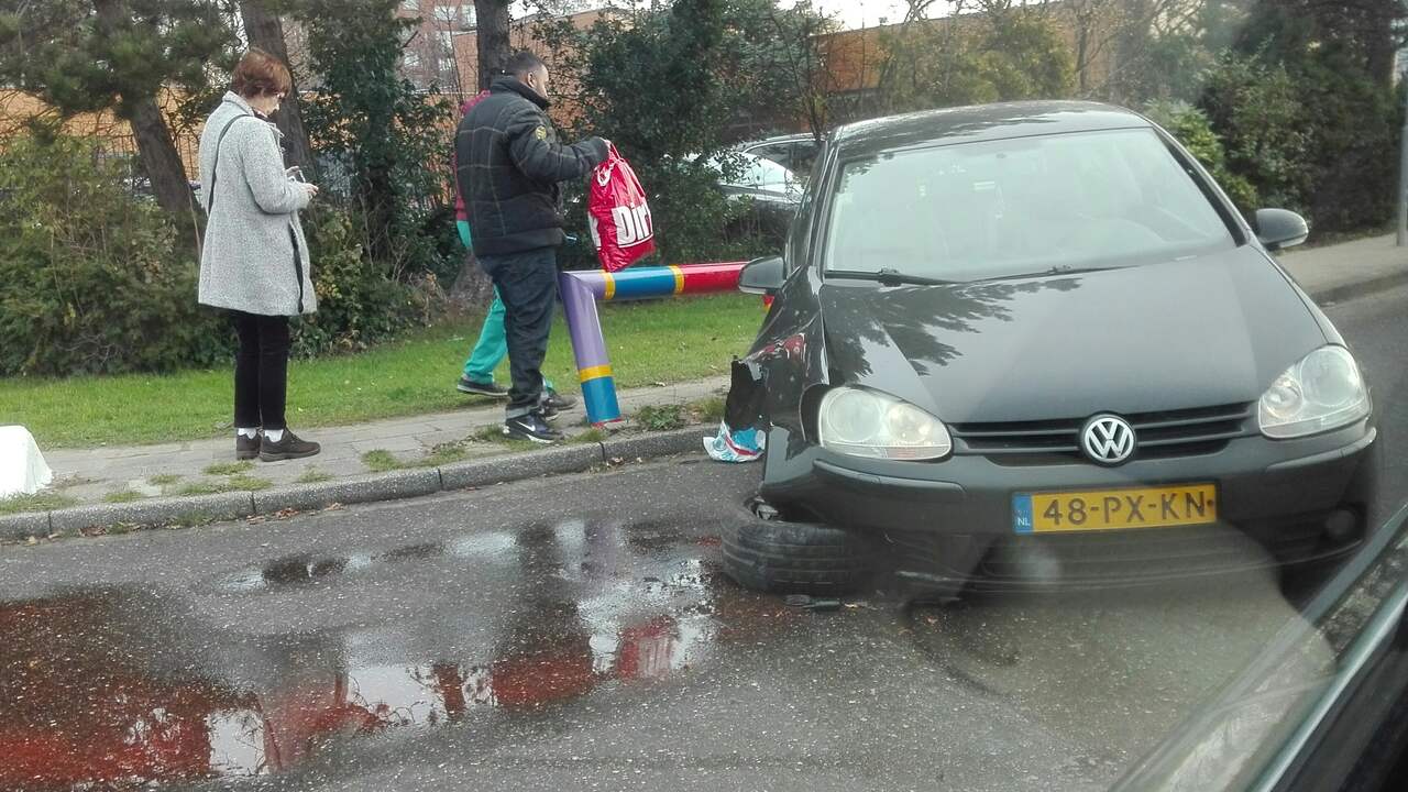 Auto verliest wiel na botsing met betonblokken | Leiden | NU.nl