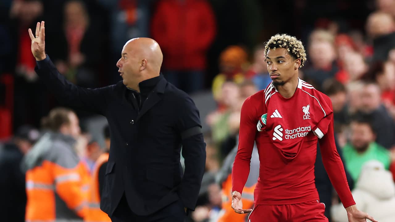 Slot boos op Ekitiké na uittrekken shirt: 'Dom op iedere mogelijke ...