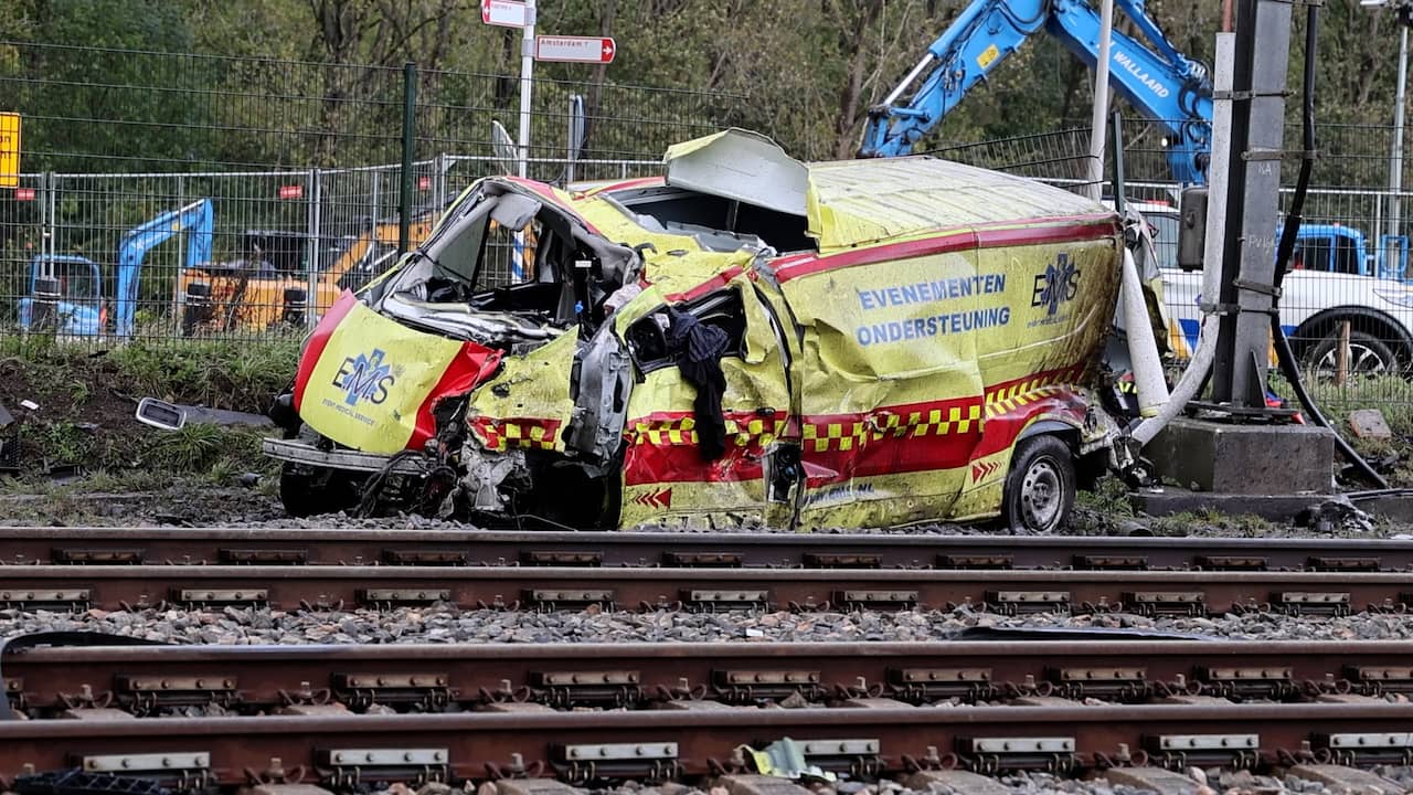 Ravage na botsing tussen trein en evenementenambulance in Halfweg | NU.nl