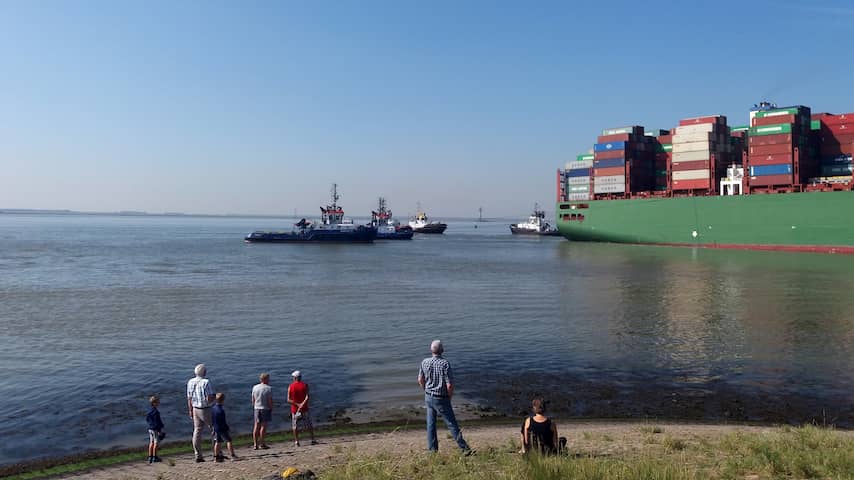 Containerschip vastgelopen op Westerschelde | Binnenland | NU.nl