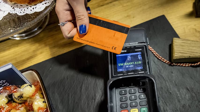 Nederlanders betalen minder vaak met contant geld aan de kassa ...
