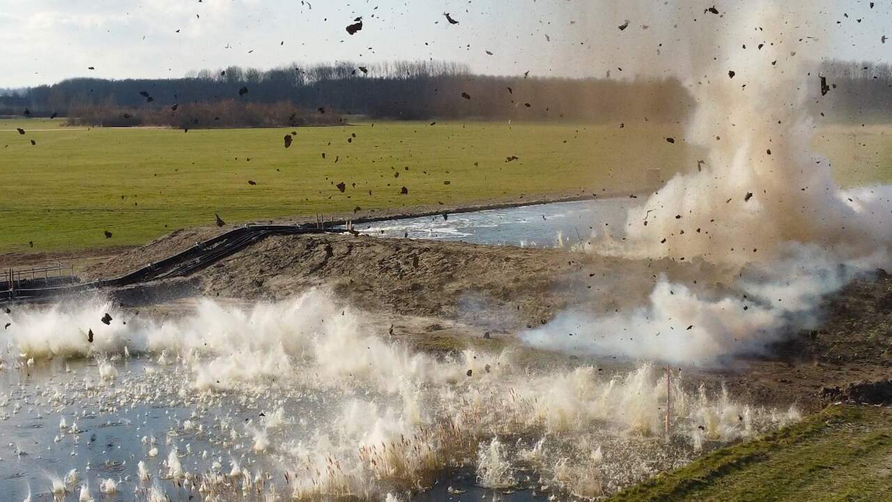 Defensie maakt gat in testdijk met explosief in Marnewaard | NU.nl
