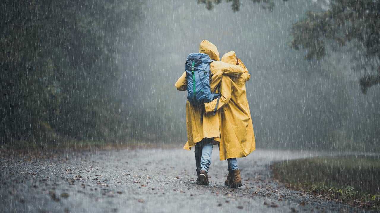 Storm, regen en kans op onweer: herfstiger wordt het niet | Weerbericht ...
