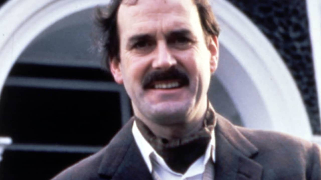 John Cleese brengt personage Basil Fawlty eenmalig tot leven | Media en ...