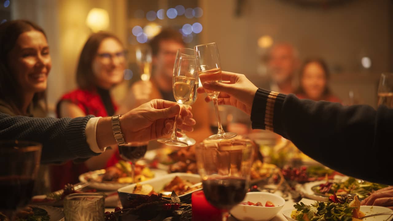 Hoe je gasten na het kerstdiner beleefd je huis uit krijgt | NUjij | NU.nl