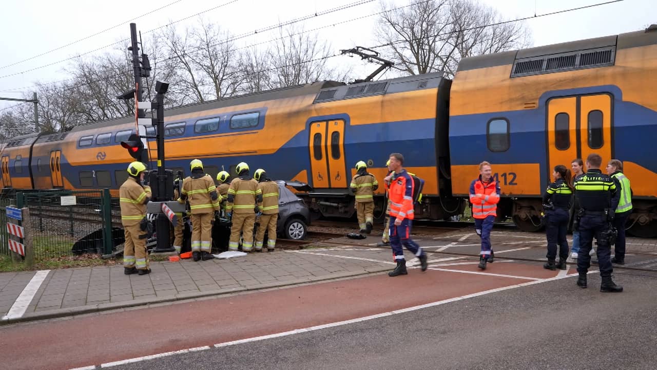 Auto total loss na botsing met trein in Rosmalen | NU.nl