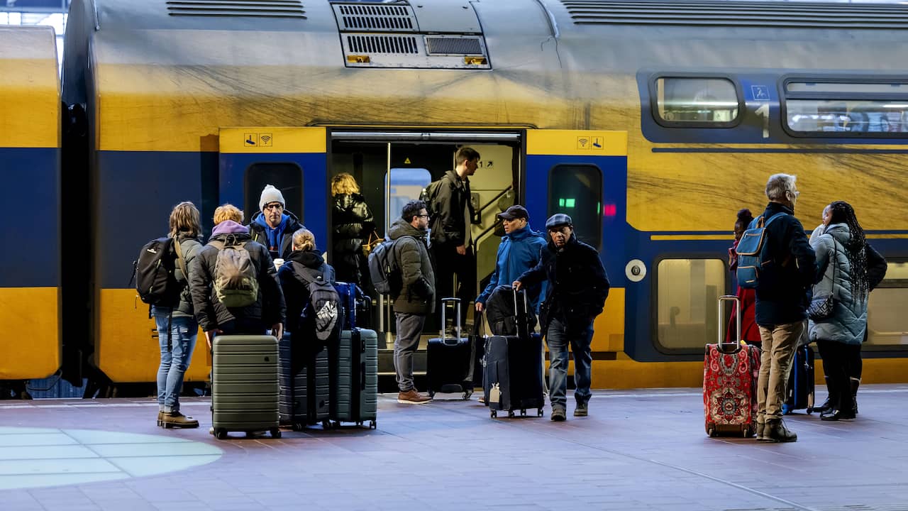 Storing rond Rotterdam verholpen, treinen richting Schiphol gaan weer ...