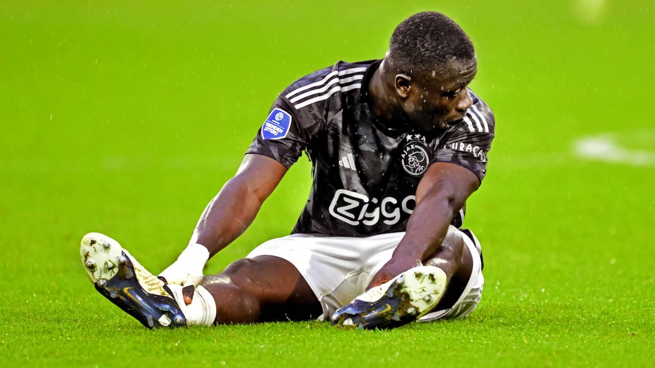Ajax-trainer Van 't Schip rekent komende weken niet op Brobbey | Voetbal | NU.nl