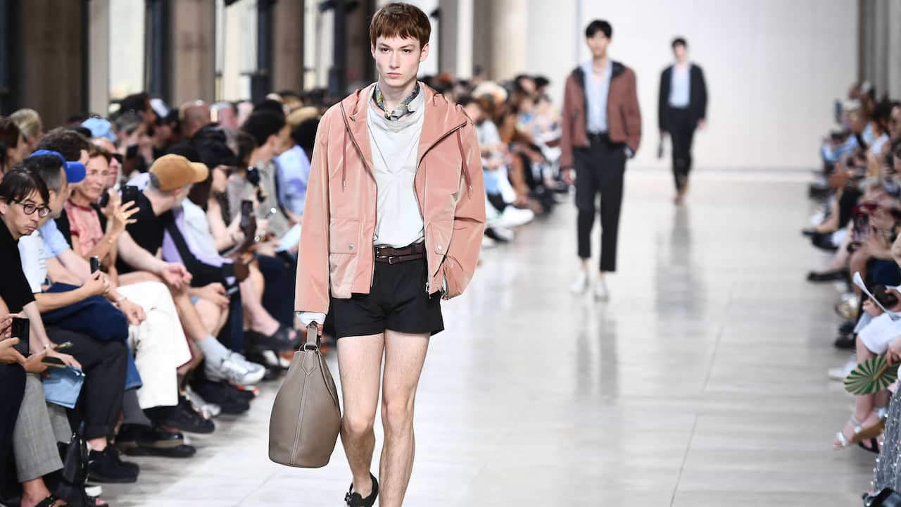 Hermès verkoopt meer dure handtassen ondanks hoge inflatie | Economie ...