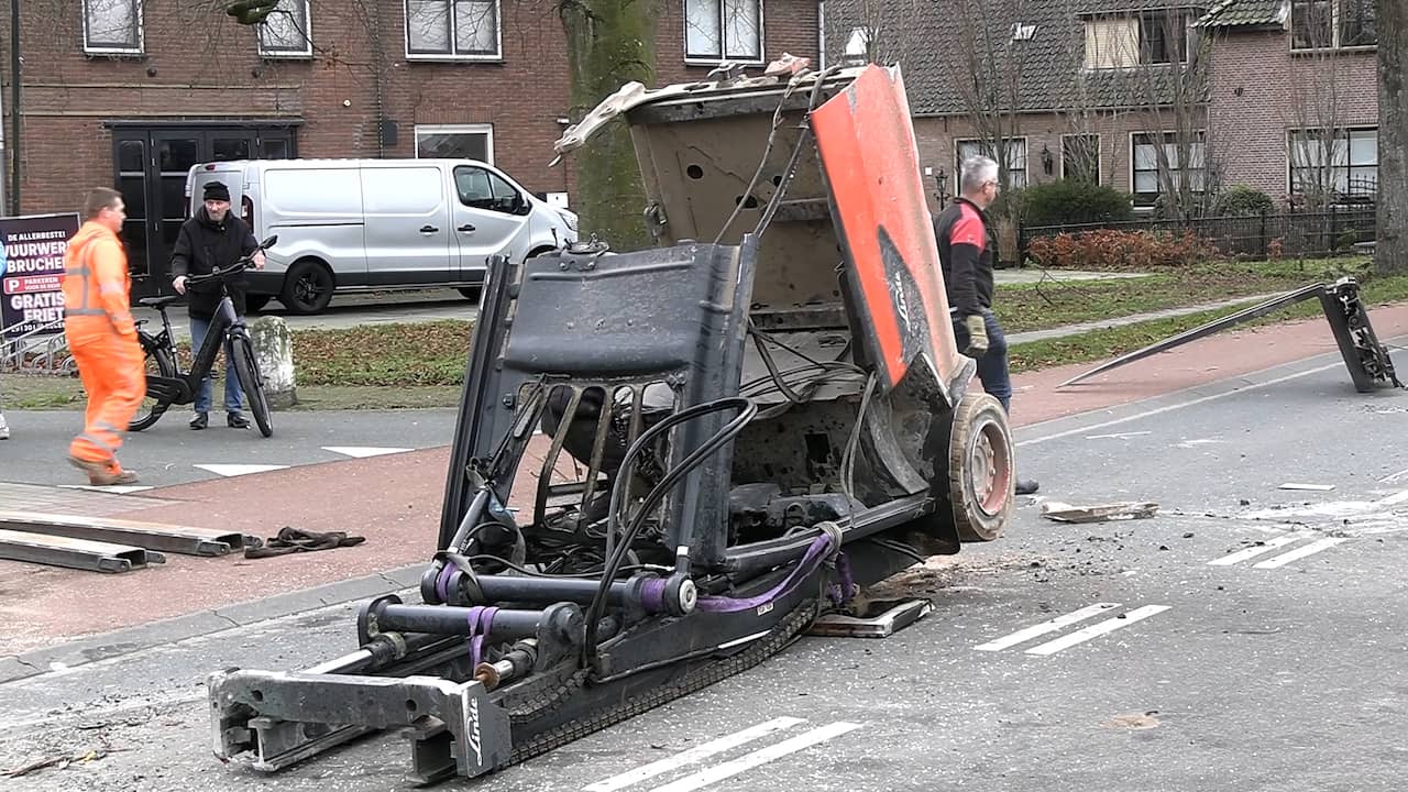 Heftruck belandt op de weg na botsing met treinviaduct | NU.nl