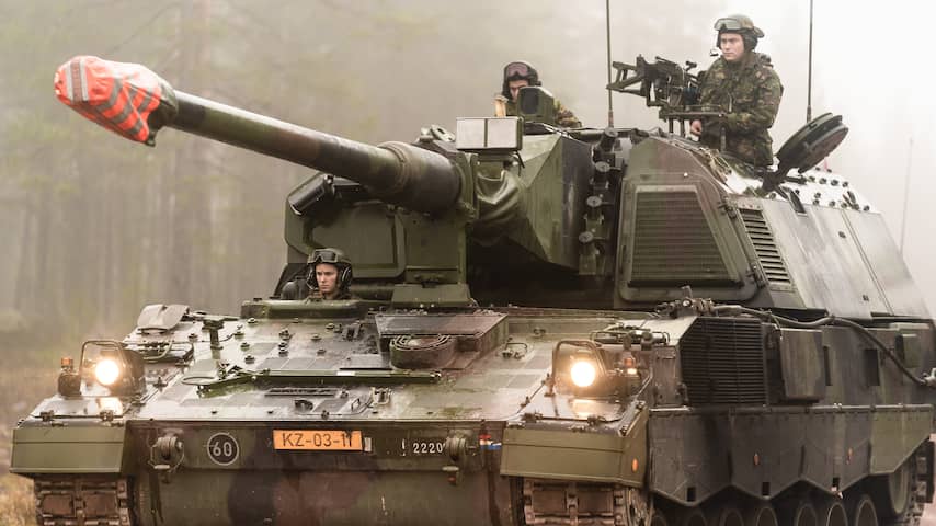 Militaire colonne met 55 ton zware houwitsers doorkruist Nederland ...